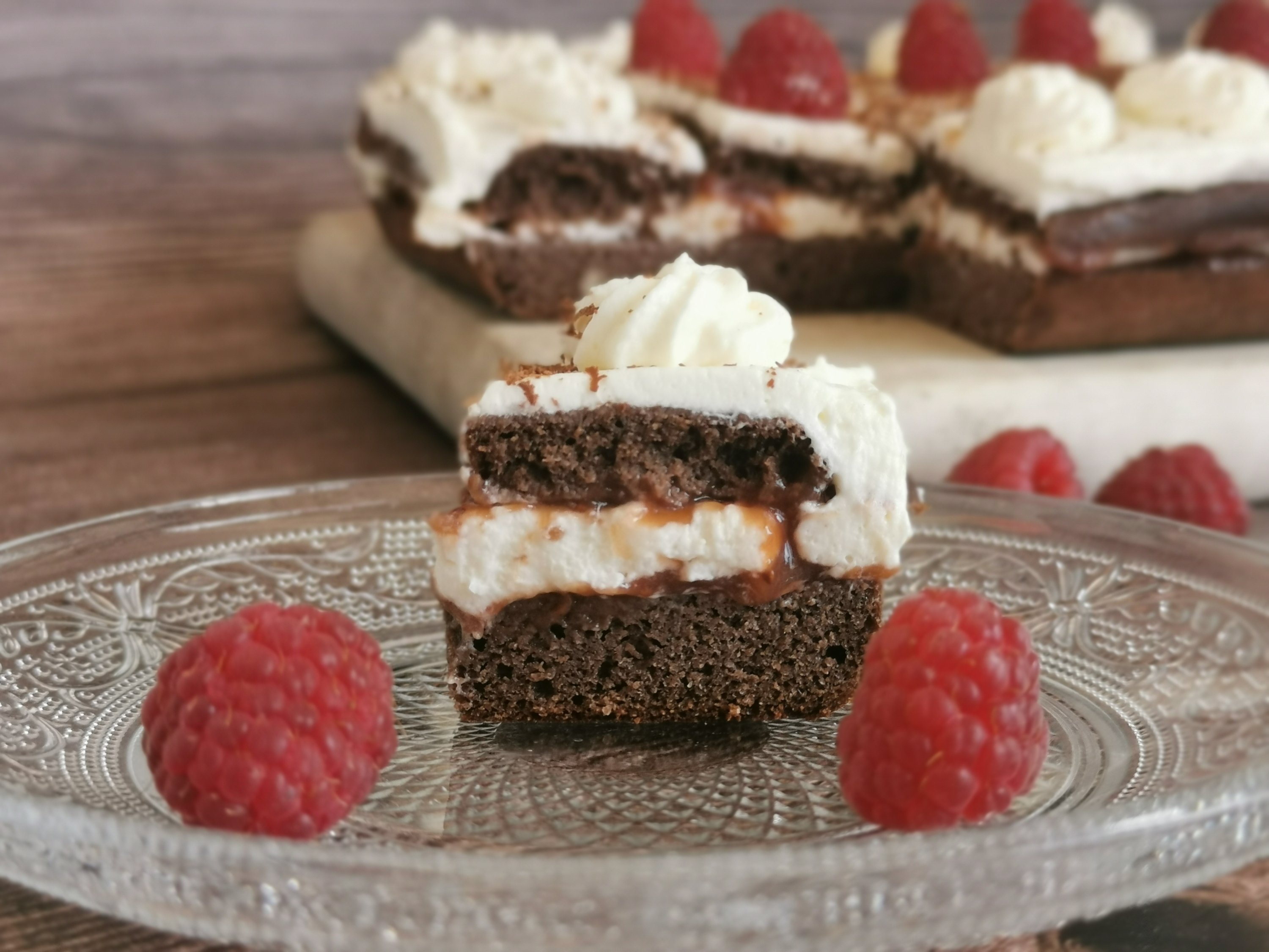 Čokoladno – sadno #lchf pecivo z vanilijevo kremo – Samo Mama Emanuela
